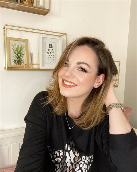 Sara Walker Makeup Artist Today Im Uploading A Makeup Tutorial