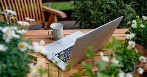 여름에 발코니에 있는 테이블에 있는 노트북과 커피의 상위 뷰 야외 사무실 개념 사진 Unsplash의 친환경 기술 이미지