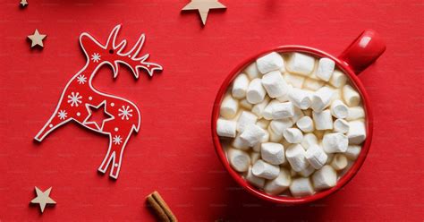 오트밀 쿠키 사탕 지팡이 계피 스틱 빨간색 배경에 핫 초콜릿이 있는 크리스마스 구성 플랫 레이 탑 뷰 사진 Unsplash의 축제의 이미지