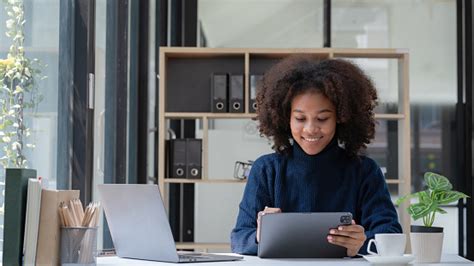 비즈니스 가제트 현대 사무실에서 일하는 디지털 태블릿과 노트북 컴퓨터를 사용하는 행복한 흑인 사업가 가상현실에 대한 스톡 사진