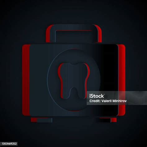 검은 색 배경에 격리 된 종이 절단 응급 처치 키트 아이콘 십자가가 있는 의료 상자 응급 의료 장비 헬스케어 개념 종이 아트 스타일 벡터 1위에 대한 스톡 벡터 아트 및