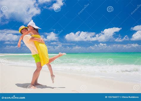 Vare Los Pares Que Caminan En Las Vacaciones De Verano Rom Nticas De Las Vacaciones De La Luna