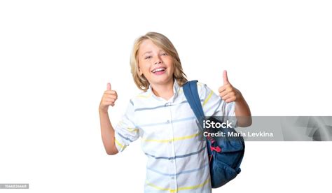 중학교 웃는 십대 소년 소녀 배낭 Png 격리 된 흰색 배경 카메라 엄지 손가락을 보면서 빈 개념을 광고하기 위한 공간을 복사합니다 학교로 돌아 가기 어린 시절 교육