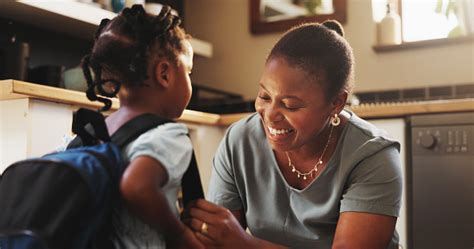 흑인 여성 어린이 학교 교육 아침 및 아동 발달 지원을 위한 배낭 어머니와 딸 그리고 부엌이나 가정에서 애정 보살핌 사랑으로 미소 지으며 가족으로서의 유대감을 형성합니다 2