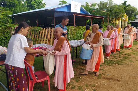 သရက်မြို့၌ ၇၂ ကြိမ်မြောက် သာသနာ့အနွယ်ဝင် သီလရှင် ၆၀ ပါးအား ဆွမ်းဆန်တော်နှင့် အလှူငွေလောင်းလှူ