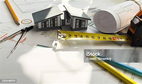 건설 청사진 개념입니다 주거용 건물 도면 및 건축 주택 모델은 사무실 책상 복사 공간 템플릿에 있습니다 건축 엔지니어 직장 0명에 대한 스톡 사진 및 기타 이미지 Istock