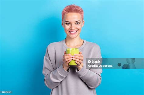 염색 헤어 스타일을 입은 낙관적 인 사랑스러운 귀여운 여자의 사진 스웨터는 파란색 배경에 고립 된 커피 한 잔을 잡고 있습니다 긍정적인 감정 표현에 대한 스톡 사진 및 기타