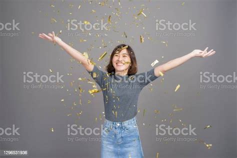 종이 를 축하하고 재생 젊은 아름다운 아시아 여성의 초상화는 고립 된 회색 배경 스튜디오 크리스마스와 새해 개념을 촬영합니다 12월에 대한 스톡 사진 및 기타 이미지