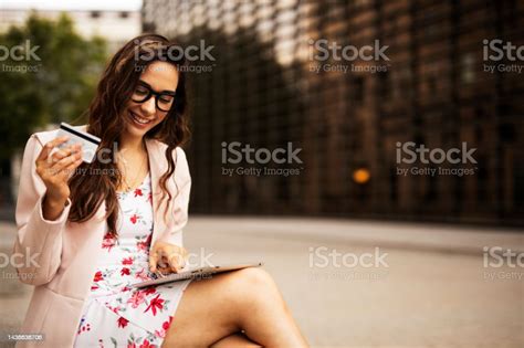 태블릿과 신용 카드를 가진 아름 다운 행복 한 여자입니다 구매에 대한 스톡 사진 및 기타 이미지 구매 도시 도시 거리 Istock