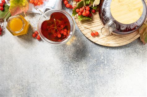 가을 차 과일 제철 음료 Viburnum과 돌 테이블에 꿀이 든 건강한 Viburnum 차 한 잔 위에서보기 공간을 복사합니다 배경 주제에 대한 스톡 사진 및 기타 이미지