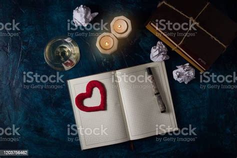 화이트 와인의 유리 명확한 일기 펜 양초 구겨진 종이 심장 어두운 파란색 배경에 책의 스택 로맨틱 한 개념 공간을 복사합니다 플랫 레이 상단 보기 0명에 대한 스톡 사진 및