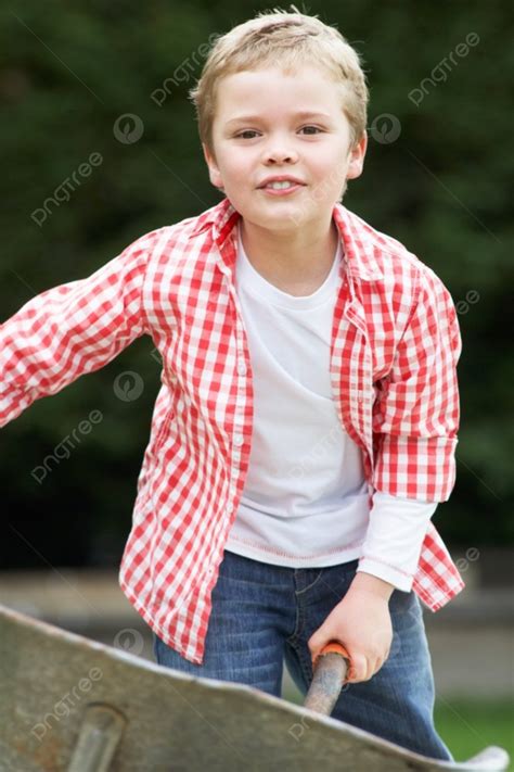 정원에서 수레를 가지고 노는 소년 배경 및 무료 다운로드를위한 그림 Pngtree