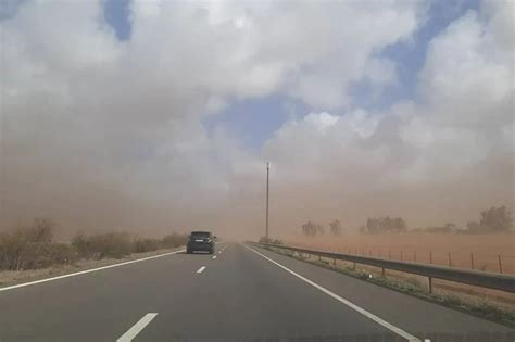 رياح قوية وتطاير الغبار وزارة التجهيز تهيب بمستعملي الطرق توخي