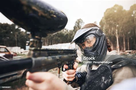 페인트볼 총 그리고 전쟁과 전투 게임 중에 군대나 군대를 위해 훈련하는 스포츠 여성과 함께 조준합니다 운동 전사 및 마커 전장 시뮬레이션에서 여성 운동 선수 또는 군인과