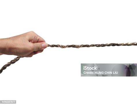 줄다리기 두 사람이 반대 방향으로 밧줄을 당기고 흰색 배경에 고립되어 있습니다 두 사람이 밧줄 경쟁자를 당깁니다 흰색 바탕에 개념에 대한 스톡 사진 및 기타 이미지 Istock