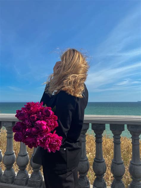 пионы эстетика девушка с цветами