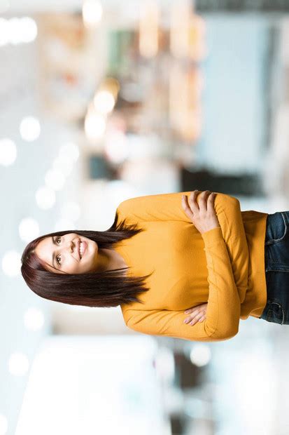 年轻漂亮的女人抬头高清图片下载 正版图片505495662 摄图网