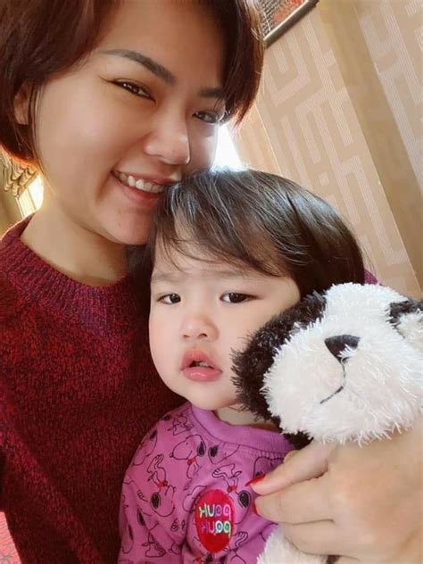 ကားမောင်းနေတဲ့ ဖေဖေ့ကိုအနားကနေ တစိမ့်စိမ့်ကြည့်နေပြီး သားအဖနှစ်ယောက်အချစ်ပိုနေတာကို ရိုက်ထားတဲ့