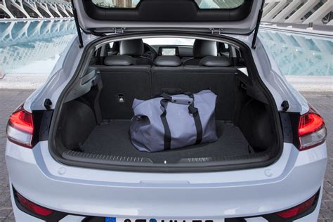 Autotest Hyundai I Fastback Als Vierdeurscoup