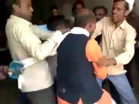 Teacher Beaten Up For Molesting A Girl Student In Sitapur The Teacher
