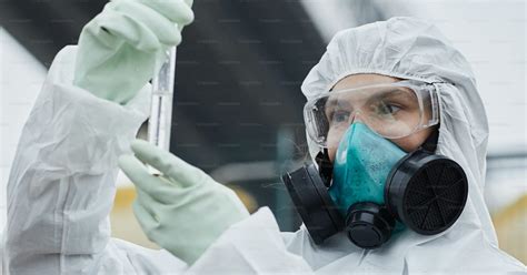 방호복을 입은 여성 과학자의 초상화는 야외에서 샘플을 수집하고 독성 폐기물과 오염 개념을 가지고 있다 사진 Unsplash