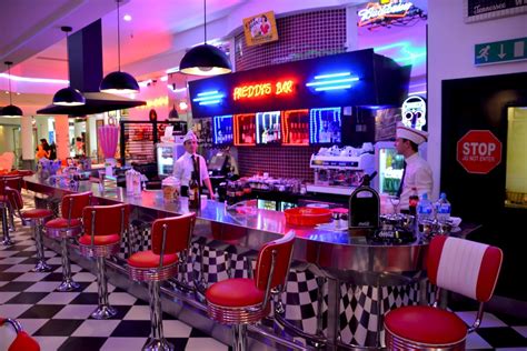 무료 이미지 작업 표 카페 커피 좌석 내부 레스토랑 바 식사 실내의 음주 빈 가구 방 장식 점심 현대 장소 디자인 공식 만찬 스타일