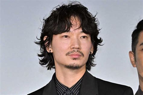綾野剛、『紅』歌唱シーンは「情念を込めて」 ジャケットで正装も監督がツッコミ Encount 2