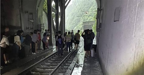 逃難！台鐵新自強號撞落石出軌 旅客踩泥漿逃離隧道老人抱嬰險跌倒 社會 Ctwant