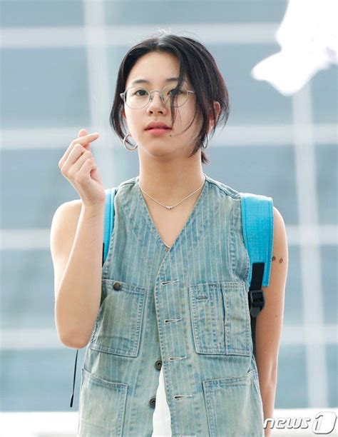 더쿠 오늘자 트와이스 채영 목 타투 공개  다른 부위 추가