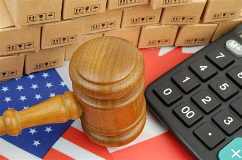 많은 판지 상자와 계산기 및 판사 망치가 있는 캐나다 및 미국 국기 결정에 대한 스톡 사진 및 기타 이미지 결정 경제