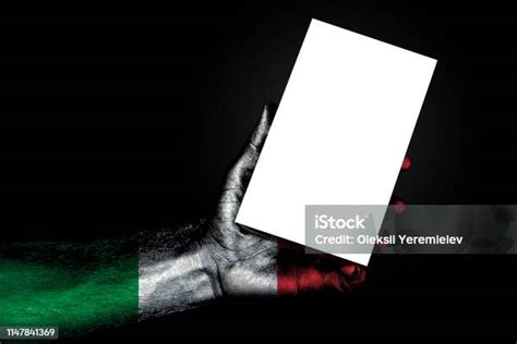 비문에 대 한 공간을 가진 큰 흰색 시트를 들고 그려진 국기 이탈리아와 손 모의 업 경제에 대한 스톡 사진 및 기타 이미지 경제 기 깨끗한 Istock
