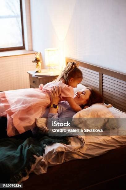 작은 백인 소녀는 어머니와 함께 즐겁습니다 행복한 가족 크리스마스 개념 2명에 대한 스톡 사진 및 기타 이미지 2명 30 34세 4 5세 Istock