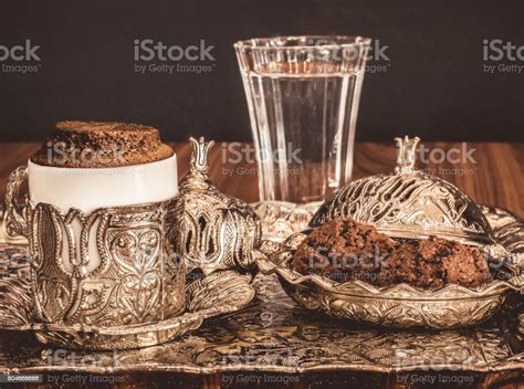 터키어 커피 세트를 제공 하는 전통적인 구리에서 쿠키와 물 제공 0명에 대한 스톡 사진 및 기타 이미지 0명 가득 찬 갈색 Istock