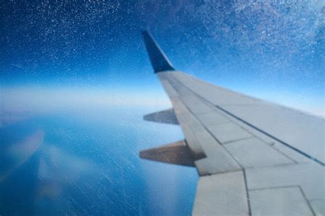 착륙 비행기에서 창 밖으로 볼 수 있습니다 열대 섬 터키 상공의 구름 위를 비행하는 비행기의 날개 하늘의 구름 위를 날고 있는 비행기의 날개 공중 뷰에 대한 스톡 사진 및