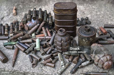 수류탄과 기관총 테이프 카트리지 군사 배경 검은 고고학 제 2 차 세계 대전 그리고 그것의 유물입니다 소련의 위대한 애국 전쟁 0명에 대한 스톡 사진 및 기타 이미지