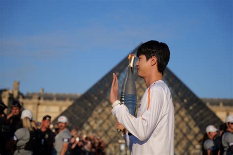 Jin Din Bts Impecabil La Ștafeta Torței Olimpice De La Paris Mesajul