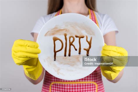 크리스마스 축하 개념 후 어려운 직업 레스토랑 자른 닫기 사진 의 불행 한 슬픈 화가 우는 찡그린 얼굴 을 가진 여자 시연 접시 와 비문 단어 에 고립 된 회색 배경 가사