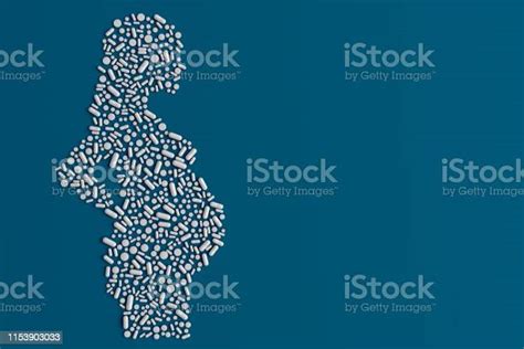 많은 알 약은 임신 한 여자의 실루엣의 형태로 파란색 배경에 흩어져 3d 일러스트 여성에 대한 스톡 사진 및 기타 이미지 여성 영양제 위험 요소 Istock