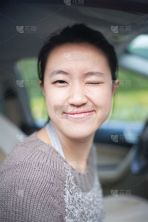 坐在车里的亚洲女人