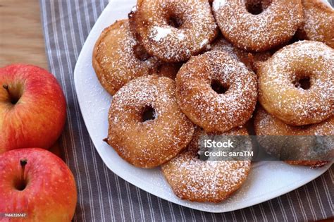 신선한 사과가 든 나무 테이블 위의 접시에 가루 설탕을 뿌린 반죽과 함께 튀긴 사과 반지 0명에 대한 스톡 사진 및 기타 이미지 0명 가루 설탕 갈색 Istock