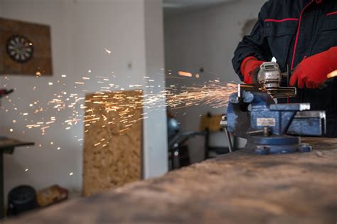 작은 금속 작업장에서 분쇄기로 강철을 절단하는 작업자 20 29세에 대한 스톡 사진 및 기타 이미지 20 29세 강철 공예 Istock