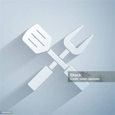 종이 컷 은 회색 배경에 격리 된 포크와 주걱 아이콘을 교차 바베큐 포크와 주걱 기호 바베큐 및 그릴 도구 종이 아트 스타일 벡터 고기에 대한 스톡 벡터 아트 및 기타