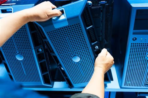 Premium Photo It Engineer Repairing A Server In A Datacenter