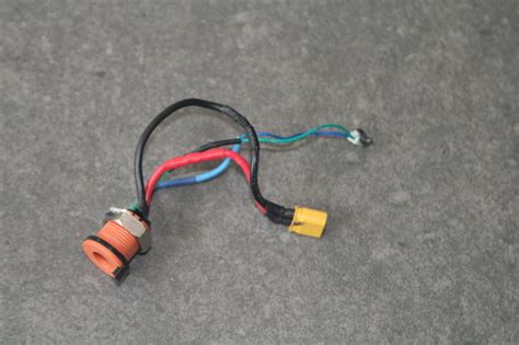 Aansluiting Voor Oplader In Bafang Accu 4 Gaatjes Rondom En Een Centrale Female Aansluiting