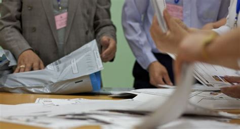 Монголчууд эдийн засгийн эгзэгтэй үед сонголтоо өгч байна