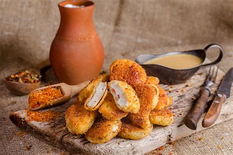 나무 배경 칠판 소박한 스타일 포크와 칼 겨자 소스와 향신료 근접 촬영으로 바삭한 집에서 구운 치킨 너 겟과 소스의 신선한 더미 가금류에 대한 스톡 사진 및 기타 이미지