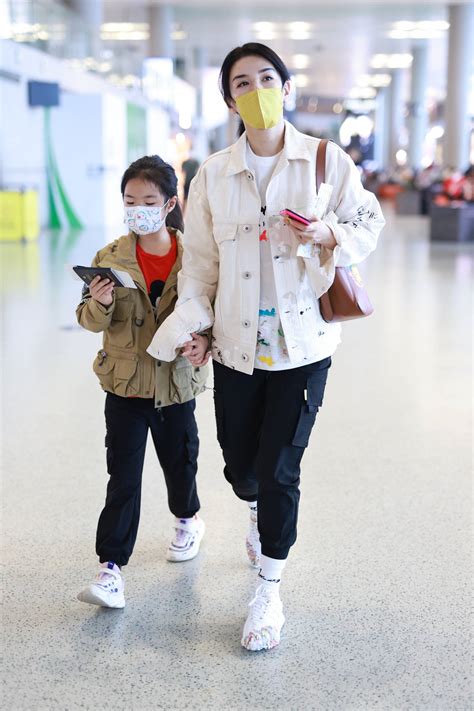 黄奕带女儿铛铛机场同框 电梯上亲密抱抱超温馨 搜狐大视野 搜狐新闻