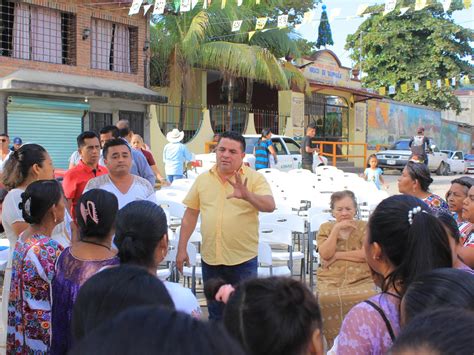 Rigo Chacón Entrega Mobiliario En Zacualpan El Faro De La Costa Chica