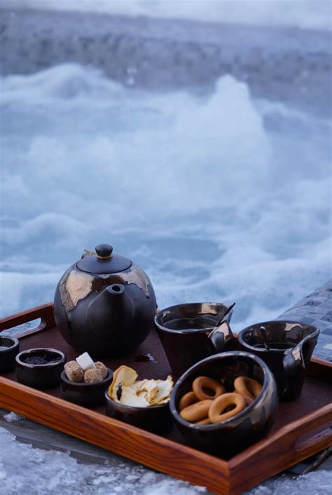 실내 간식 시간 구식 도기 디테일 라이프스타일 러스틱 베이킹 보헤미안풍 비스킷 빈티지 세라믹 냄비 세라믹 접시 소박한 매력 수공예품 수직 쐈어