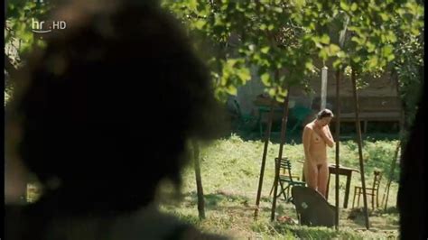 Naked Katharina Lorenz in Návrat bocianov